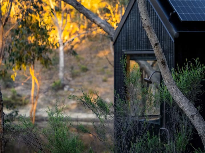 Secluded Off-grid Cabin - Water Views - Castlemaine