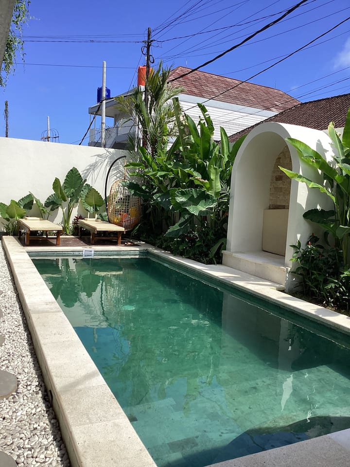 Sun-kissed Retreat In Ungasan With Sparkling Pool - Indonesië