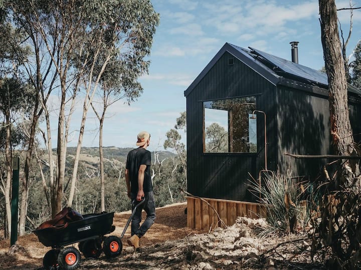 Secluded Designer Off Grid Cabin Pet Friendly - Broadford