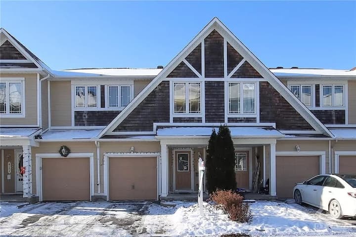 Cute 3 Bedrooms Townhouse - Kanata