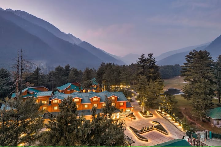 Superior Room In A Luxurious Golf Resort - Pahalgam