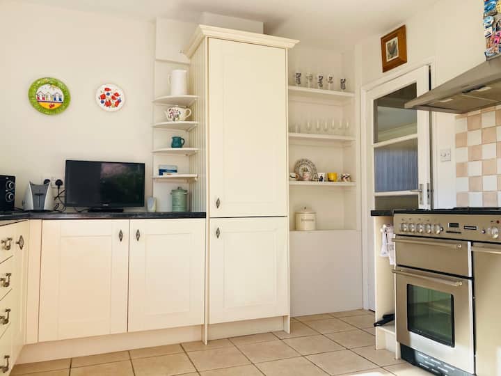 Charming House With A Garden | Close To Town - Colchester Zoo