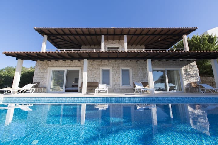 Kaş 'Ta 5 Yatak Odalı Deniz Manzaralı Villa - Kaş
