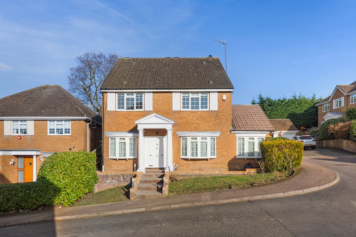 The Meadows| 4 Beds | Sleeps 8 | Sky Studios - Harrow