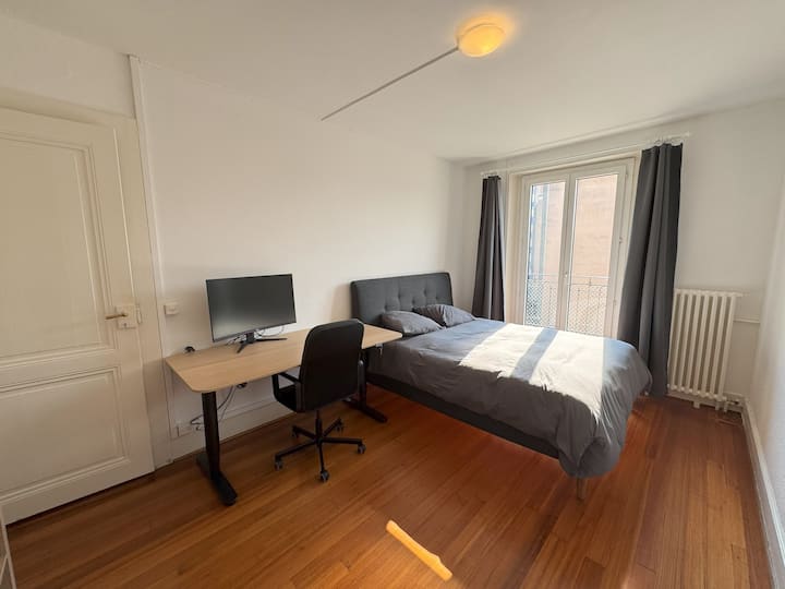 Central Bright Room In Lausanne - Lausanne