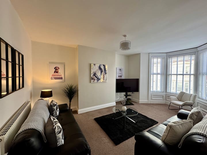 Ocean Apartment, Spacious 5 Bedroom Holiday Home - Tynemouth