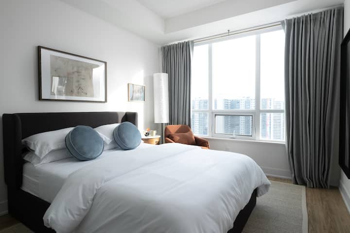 1 Br Downtown W Gym/pool, Steps To Subway Lines - Mississauga