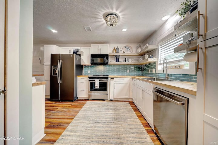 Ocean Retreat Across The Street From The Beach! - Panama City Beach, FL