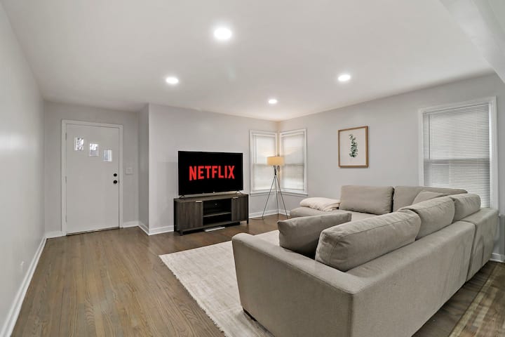 Remodeled Waukegan Oasis | 4 Bed 2 Bath House New - Waukegan, IL