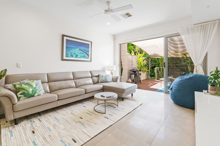 Luxe Beachside Townhouse 400m From Burleigh Beach - ゴールドコースト