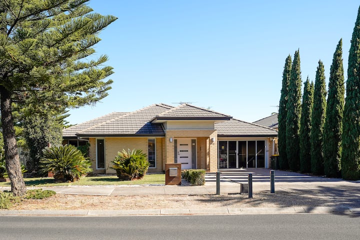 Rustic Point Cook Family Home Near Sanctuary Lakes - Point Cook