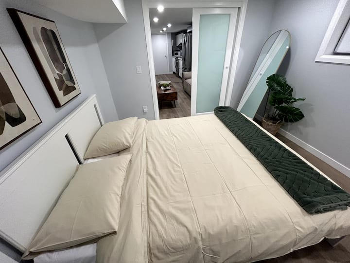 Modern & Stylish Basement Suite - Toronto