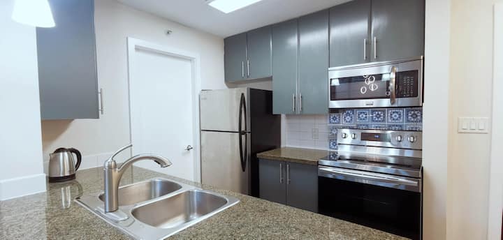 Downtown Renovated 2 Brs + Den W/1 Parking - Vancouver