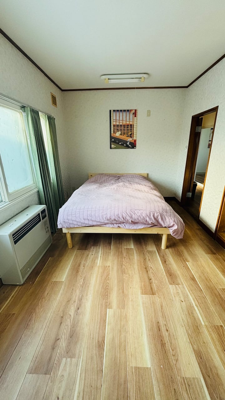 昭和の雰囲気が漂う広々とした2階建ての宿(2階貸切トイレ、シャワー室、キッチン付き)。 - Otaru