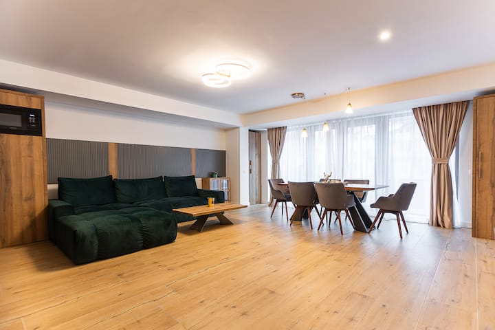 Family Retreat 2 Br With Balcony & Mountain View - Brassó