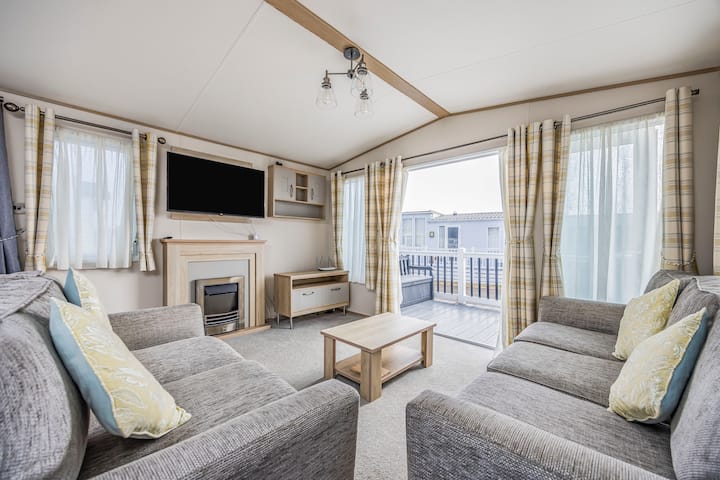Charming Home In Lakeside Park | Pass The Keys - Bognor Regis