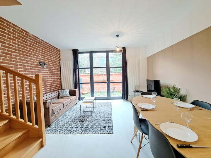 ÉLégante Maison Rénovée 3 Chambres, Parking Privé - Tourcoing