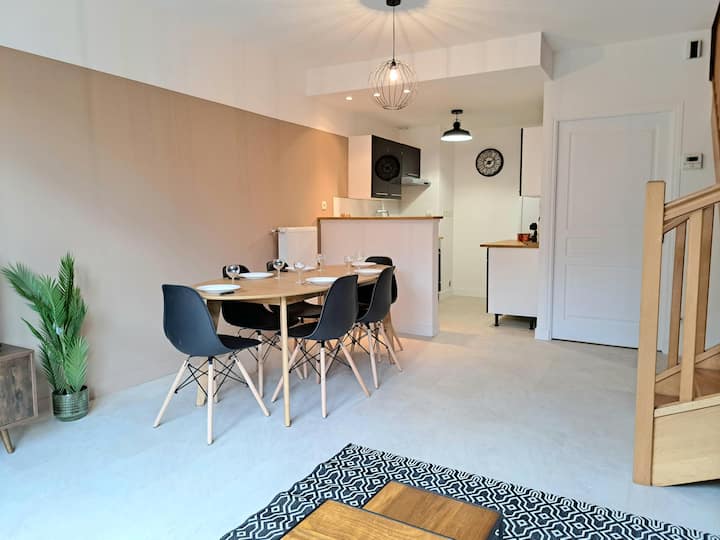 ÉLégante Maison Rénovée 3 Chambres, Parking Privé - Roubaix