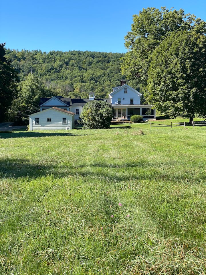 The Little House: A Cozy Cottage Guest House - Lee, MA