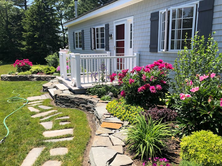 Cheerful Cottage, "An Tigin" - Boothbay Harbor, ME