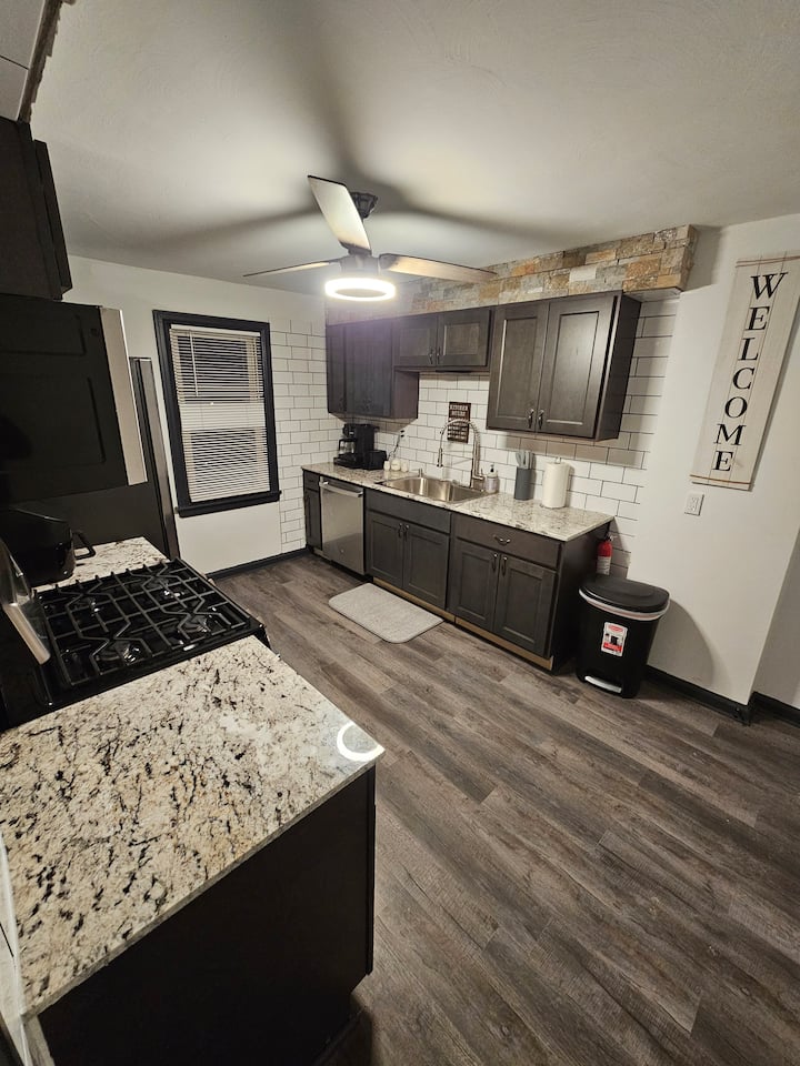 Cozy 2 Bed 1 Bath With Lake View - Erie, PA