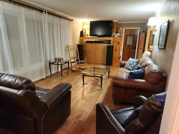 Centrally Located, Ideal For Travel Pros - Room 4 - Macon, GA