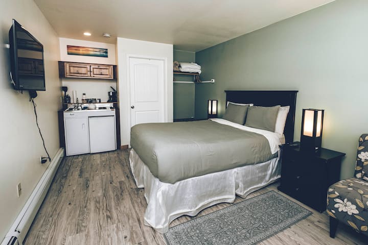 Charming Park Side Hotel Room 2 - Crestone, CO