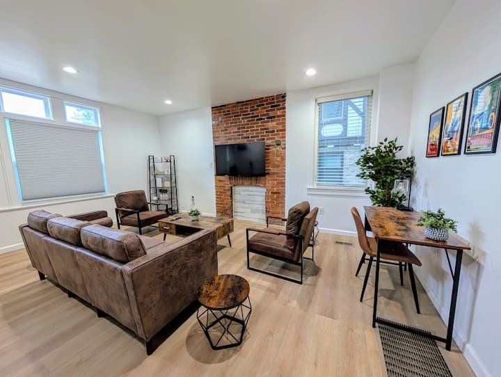 Bedroom / Shared Bath Wt Balcony - Pittsburgh, PA