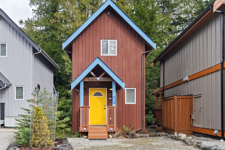 Tyee Retreat | Cozy Lofted 1 Bedroom Cabin - Ucluelet