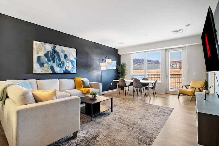 Designer Apt | Gym | Balcony | Pets | Sleeps 9 - Pittsburgh, PA