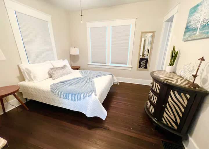 ~Bungalow Charm ~ 2br + Work Desk, Pet-friendly! - Wichita, KS