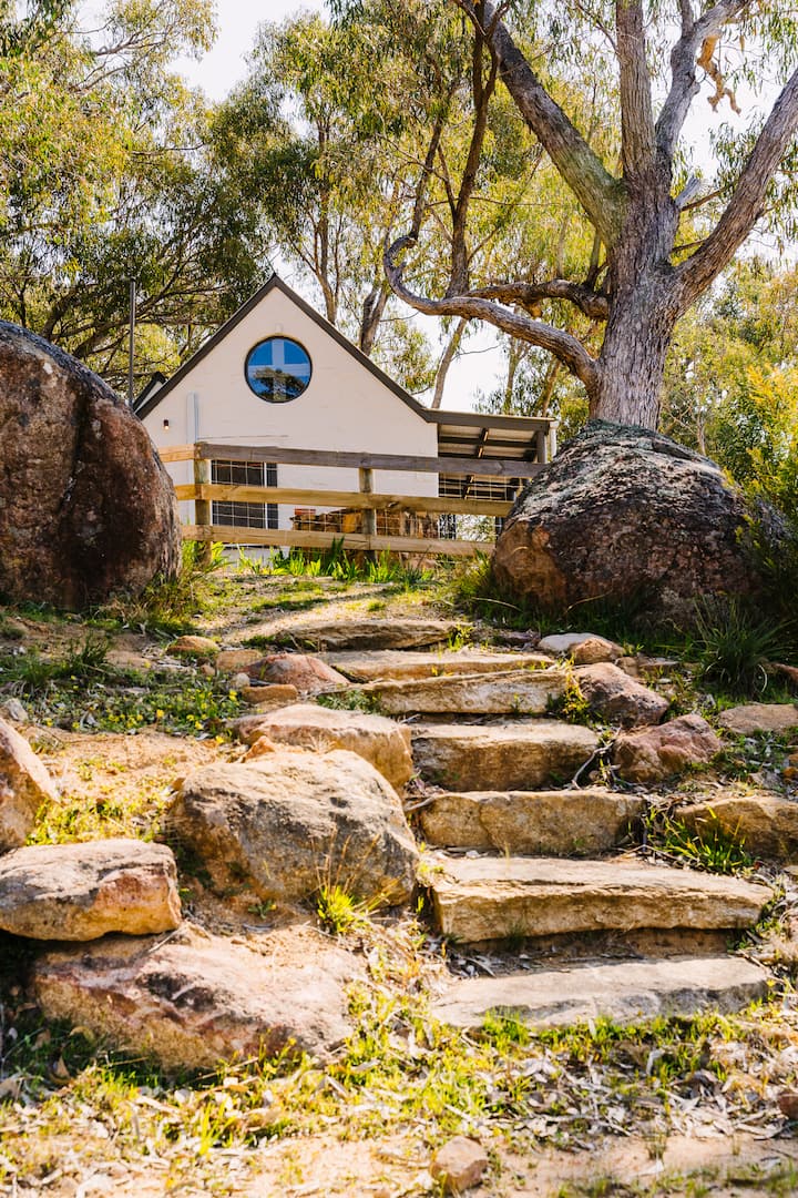 Longwood Luxe Daisy Cottage: Pool & Tennis Court - Euroa