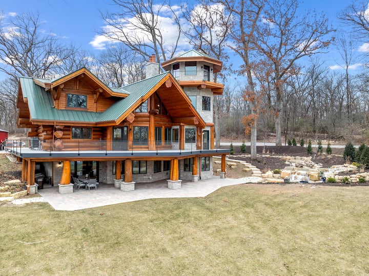 South Elder Acres: Spacious Cabin W/pool & Hot Tub - Lake Geneva, WI