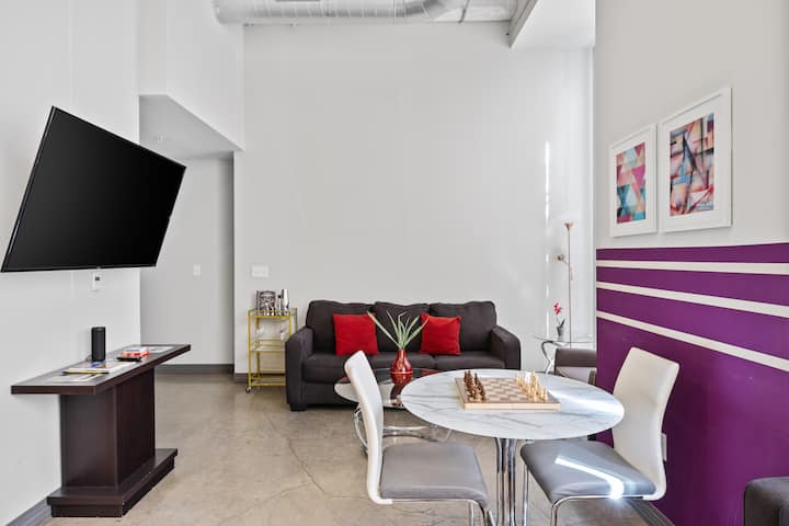 Beautiful Downtown Apt | Pool, Laundry, Parking - Dallas, TX