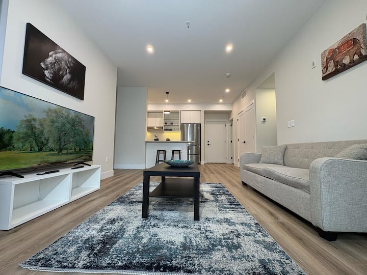 Ac • Gym •Views - サレー