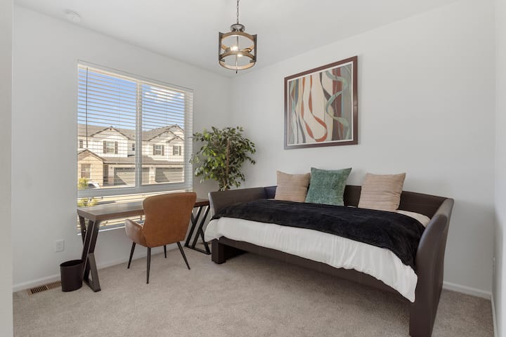 Sleeps 5, Dedicated Workspace, Garage Parking - Aurora, CO