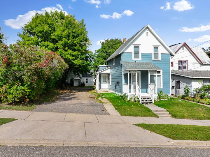 Home W/ Mother-in-law - Tour The 906! Sleeps 10 - Marquette, MI
