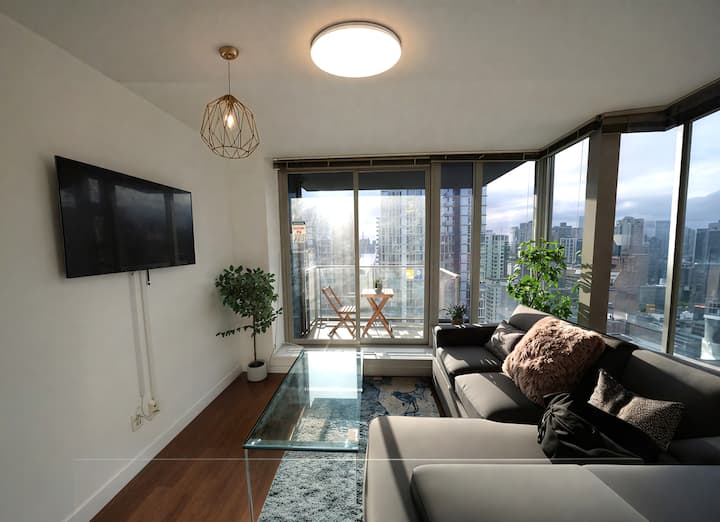 Downtown Haven | Pool, Gym, Free Parking & Wifi - Burnaby