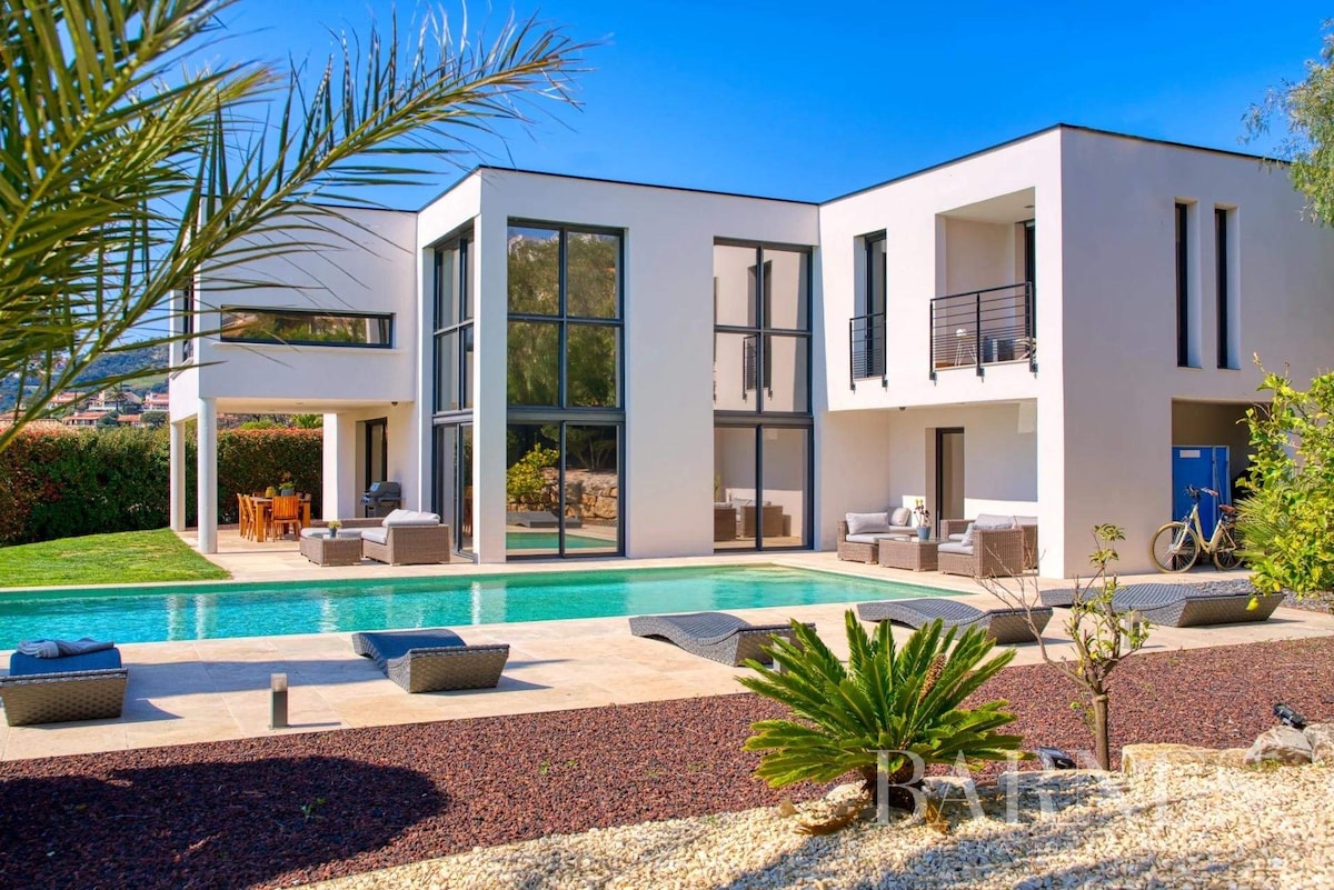 Sea view villa, garden and pool - Houses for Rent in Roquebrune-sur ...