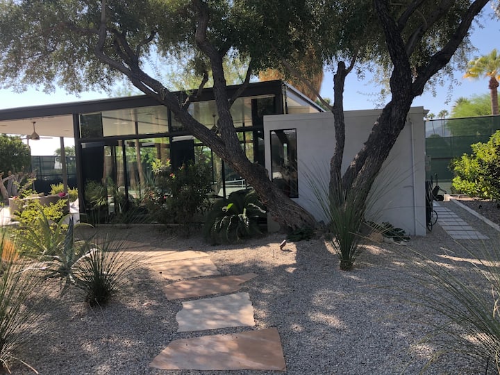 Jack & Rose’s Midcentury Modern Casita & Tennis Ct - Palm Springs, CA