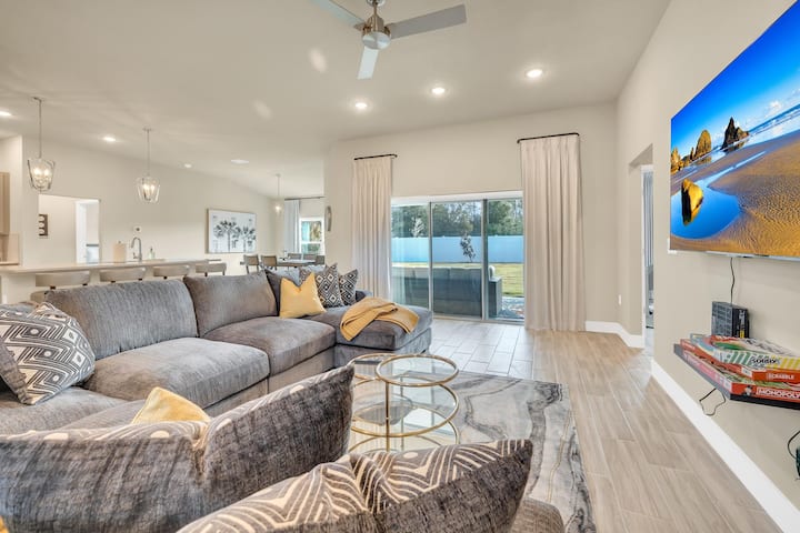 King Bed, Pet Friendly, 2 Car Garage, Large Tv - Palm Coast, FL