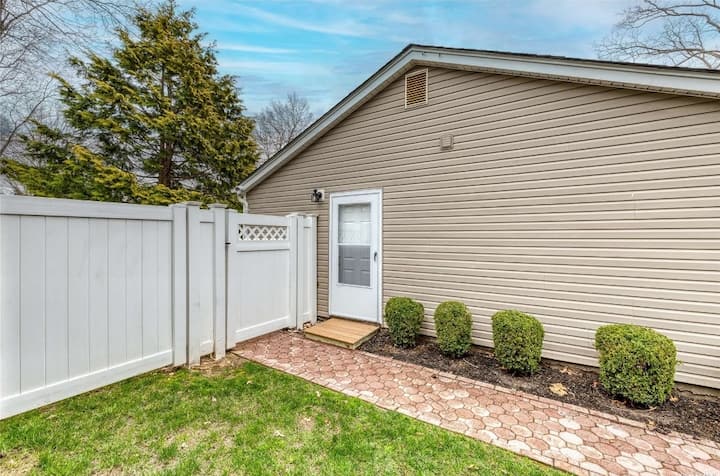 Cozy, Comfy, One Bedroom Apt - Stony Brook