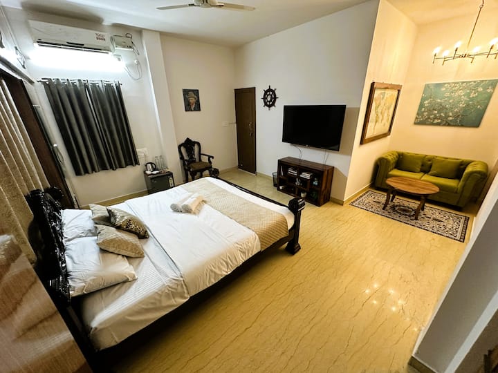 Casa Royale | Luxe King Bdr | Large Ensuite Bath - Mysuru