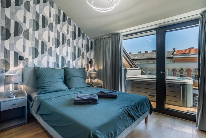 ~Exclusive 2-bedroom Penthouse Jacuzzi - Budapest