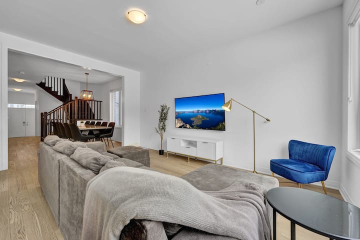 Massive 8 Bed Luxury Estate+65" Tv+free Parking - Kitchener