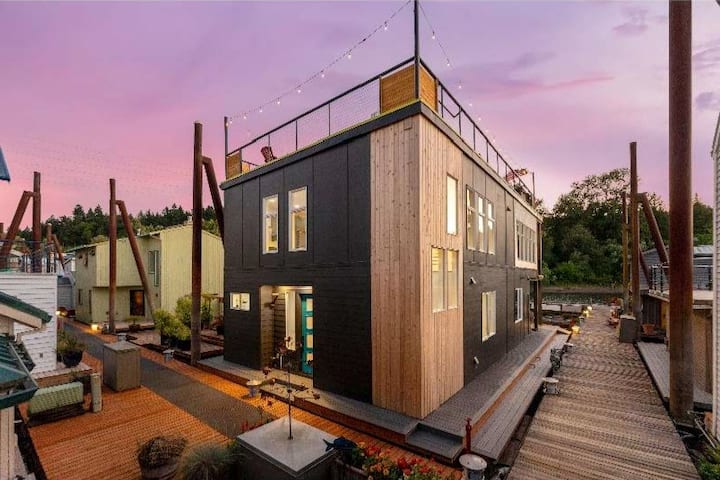 Stunning Macadam Floating Home On The Wilamette! - Portland, OR