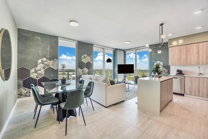 Steps From Design District, City Views, Pool, Gym - Miami, FL
