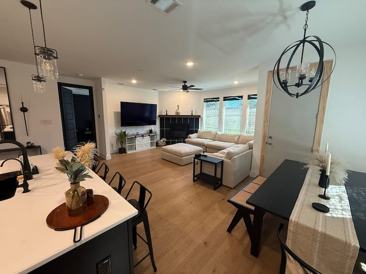 Modern Nrh Home W/ Big Yard - North Richland Hills, TX