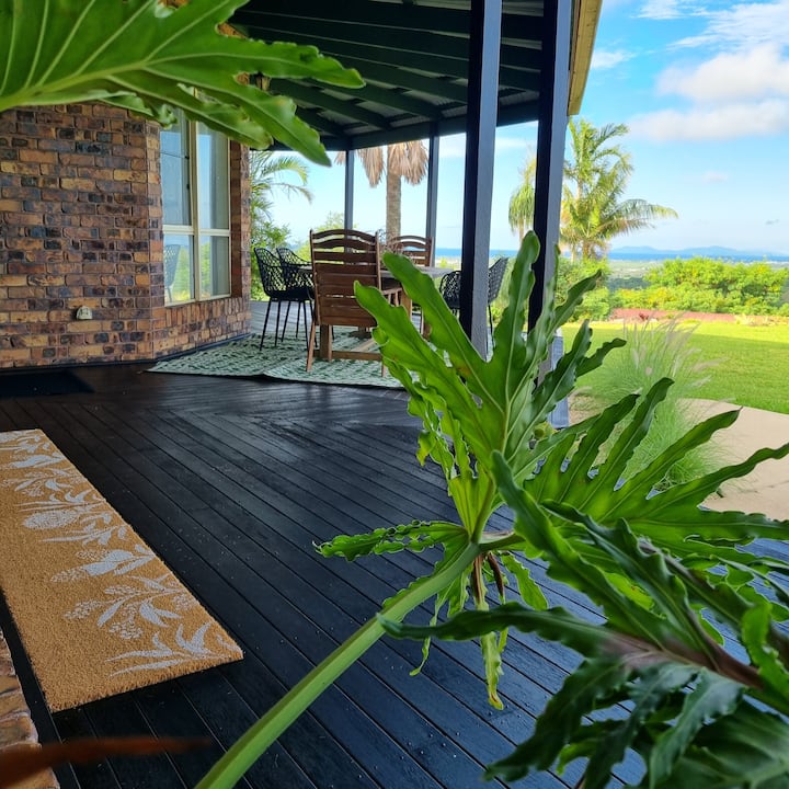 Doug's Place - Spectacular Views + Tennis Court - Mackay