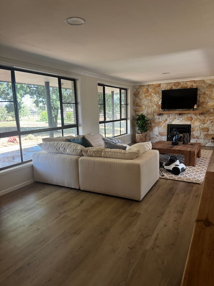 The Farmhouse At Kingswood Ranch - Tamworth